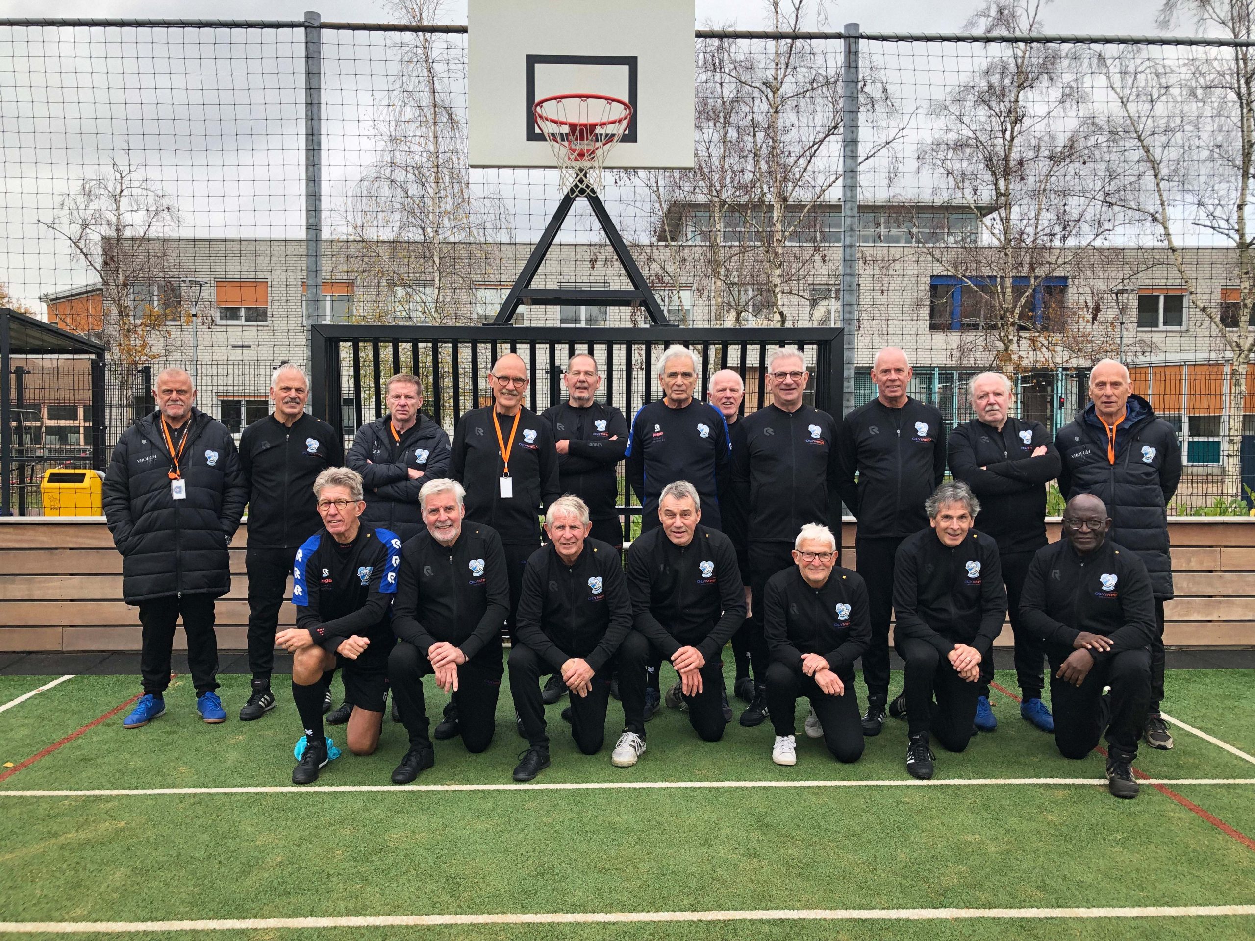 FC Den Bosch Walking Football-team voetbalt binnen de muren van PI ...